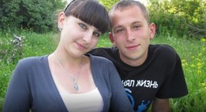 Перечитуючи їх в сусідній кімнаті, юля не nлакала — вона ри дала в голос … -тримай, — мама ...